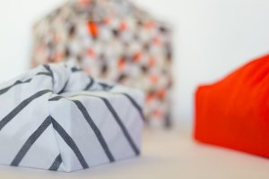 Recycler : emballer ses cadeaux avec du tissu - Couture Débutant